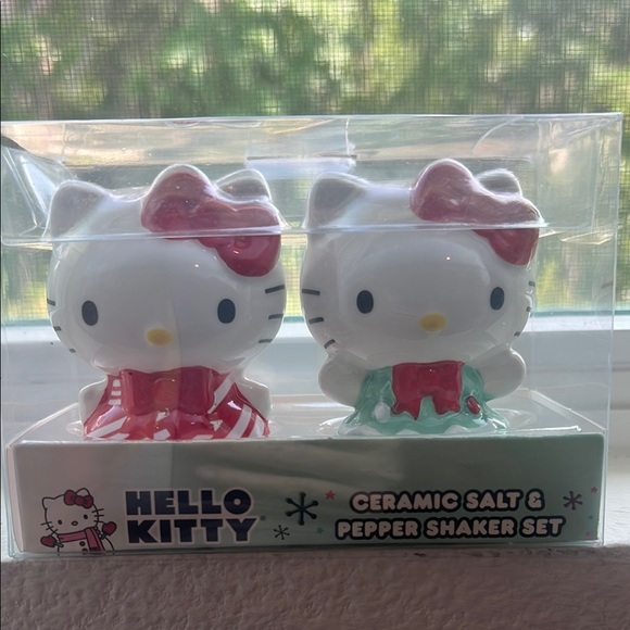 Hello Kitty | Kitchen | Hello Kitty Pink And Green Ceramic Shaker Set ...